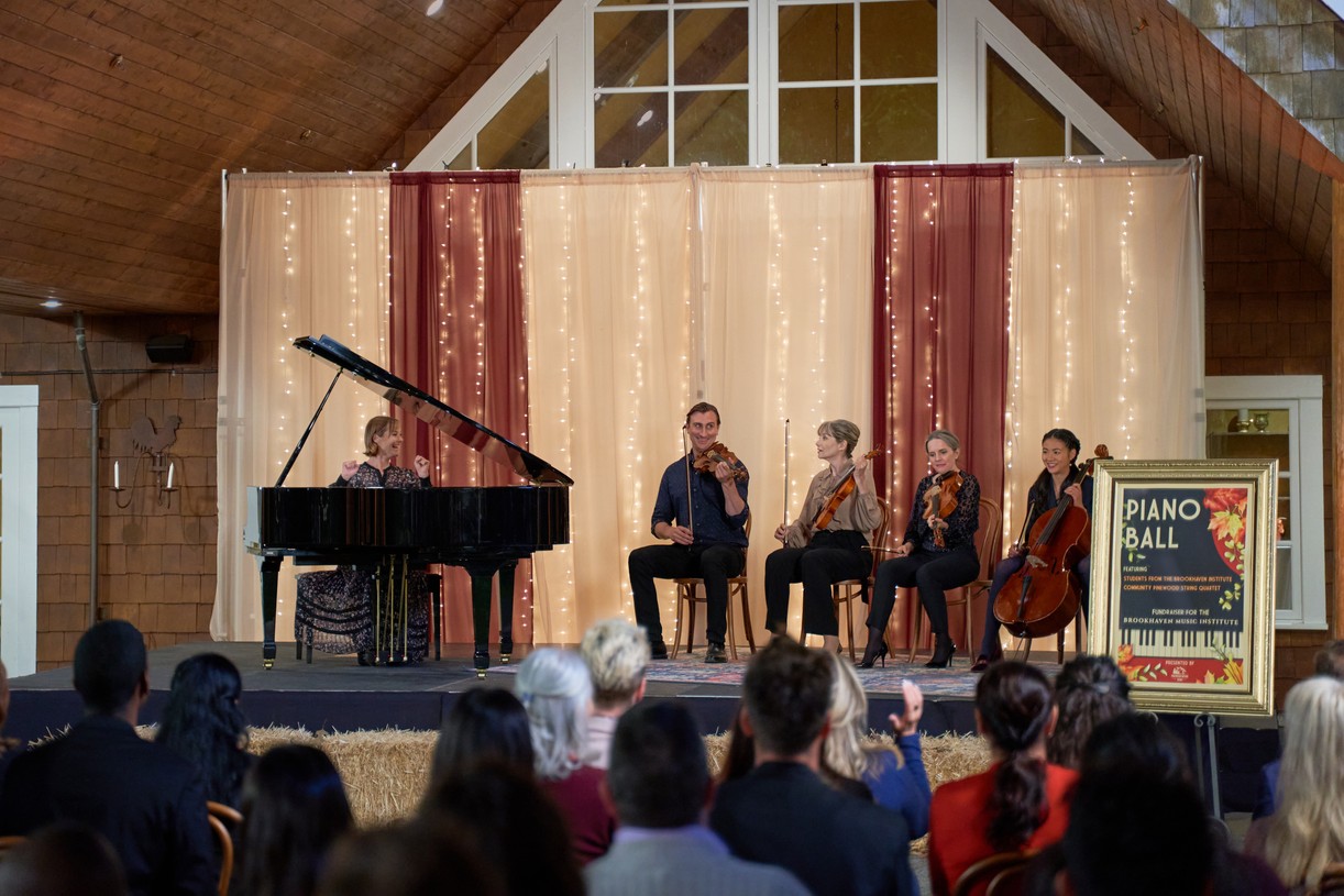 Luke Macfarlane Returns To Hallmark Channel With A Cute Fall Love Story ...