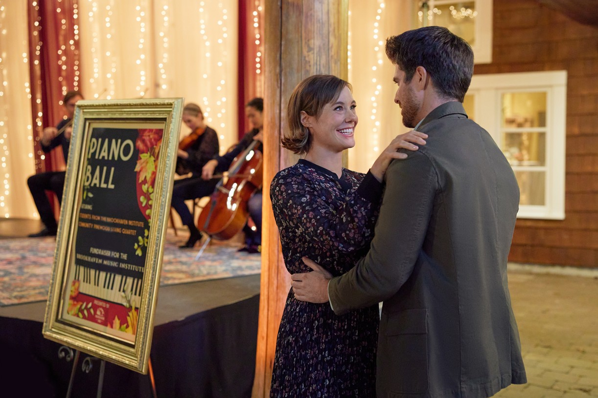 Luke Macfarlane Returns To Hallmark Channel With A Cute Fall Love Story ...