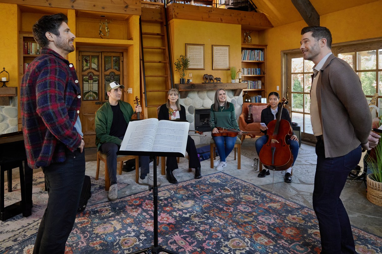 Luke Macfarlane Returns To Hallmark Channel With A Cute Fall Love Story ...