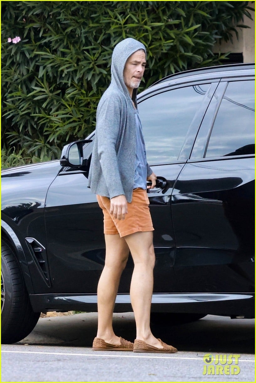 Chris Pine is Back in Los Angeles After Vacation in Italy: Photo ...