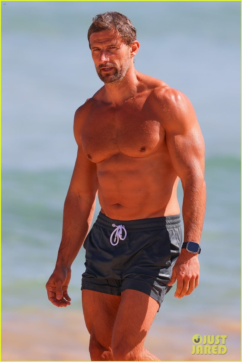 Tim Robards, the First 'Bachelor' in Australia, Bares Buff Body During Beach Day in Sydney ...
