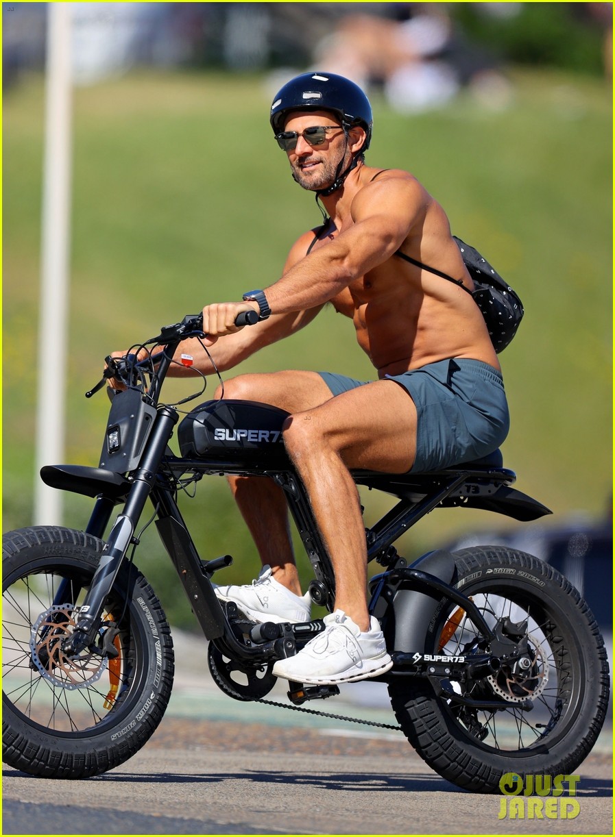 Tim Robards, the First 'Bachelor' in Australia, Bares Buff Body During Beach Day in Sydney ...