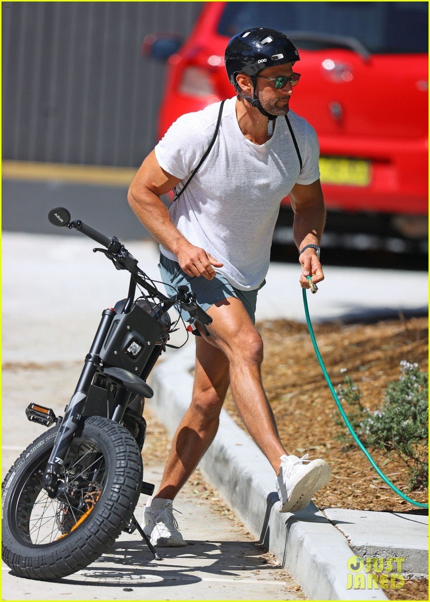 Tim Robards, the First 'Bachelor' in Australia, Bares Buff Body During ...