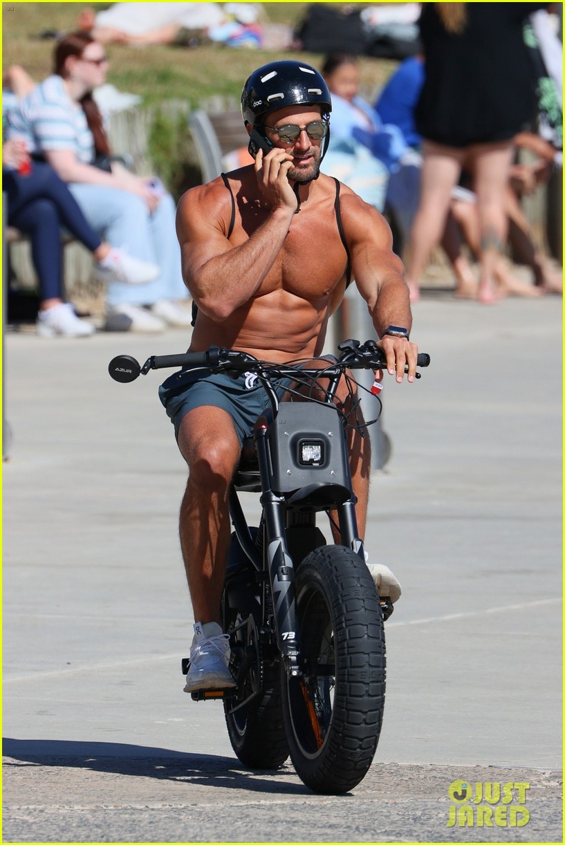 Tim Robards, the First 'Bachelor' in Australia, Bares Buff Body During ...