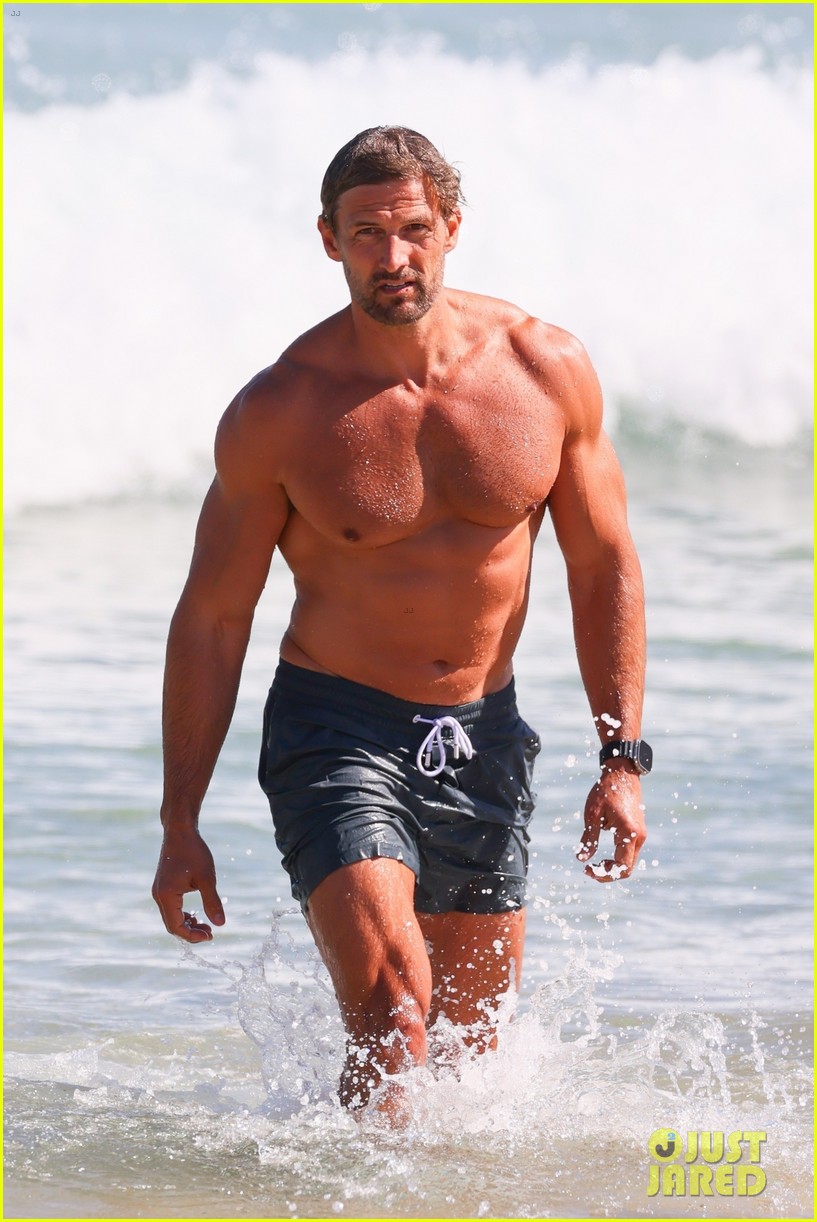 Tim Robards, the First 'Bachelor' in Australia, Bares Buff Body During ...