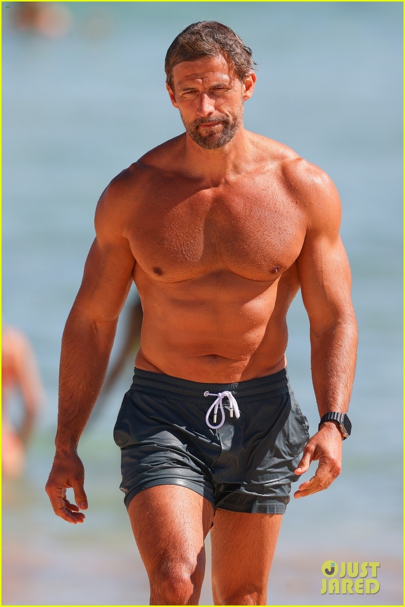 Tim Robards, the First 'Bachelor' in Australia, Bares Buff Body During Beach Day in Sydney ...