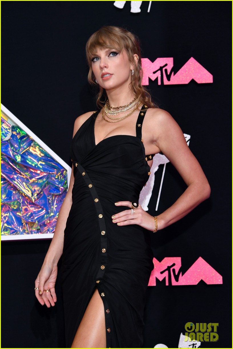 Who Is Taylor Swift Sitting Next to at VMAs 2023? Second Year in a Row ...