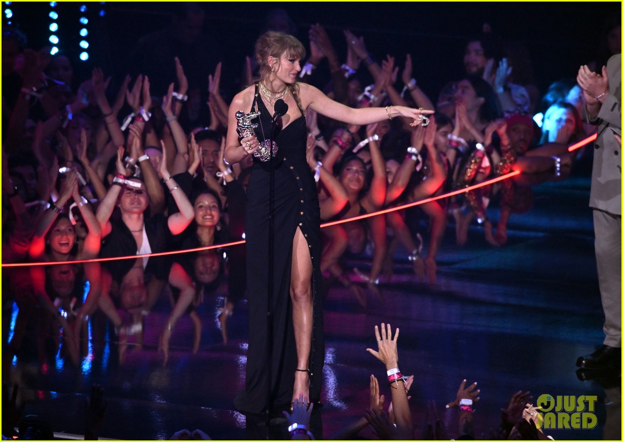 Who Is Taylor Swift Sitting Next to at VMAs 2023? Second Year in a Row ...