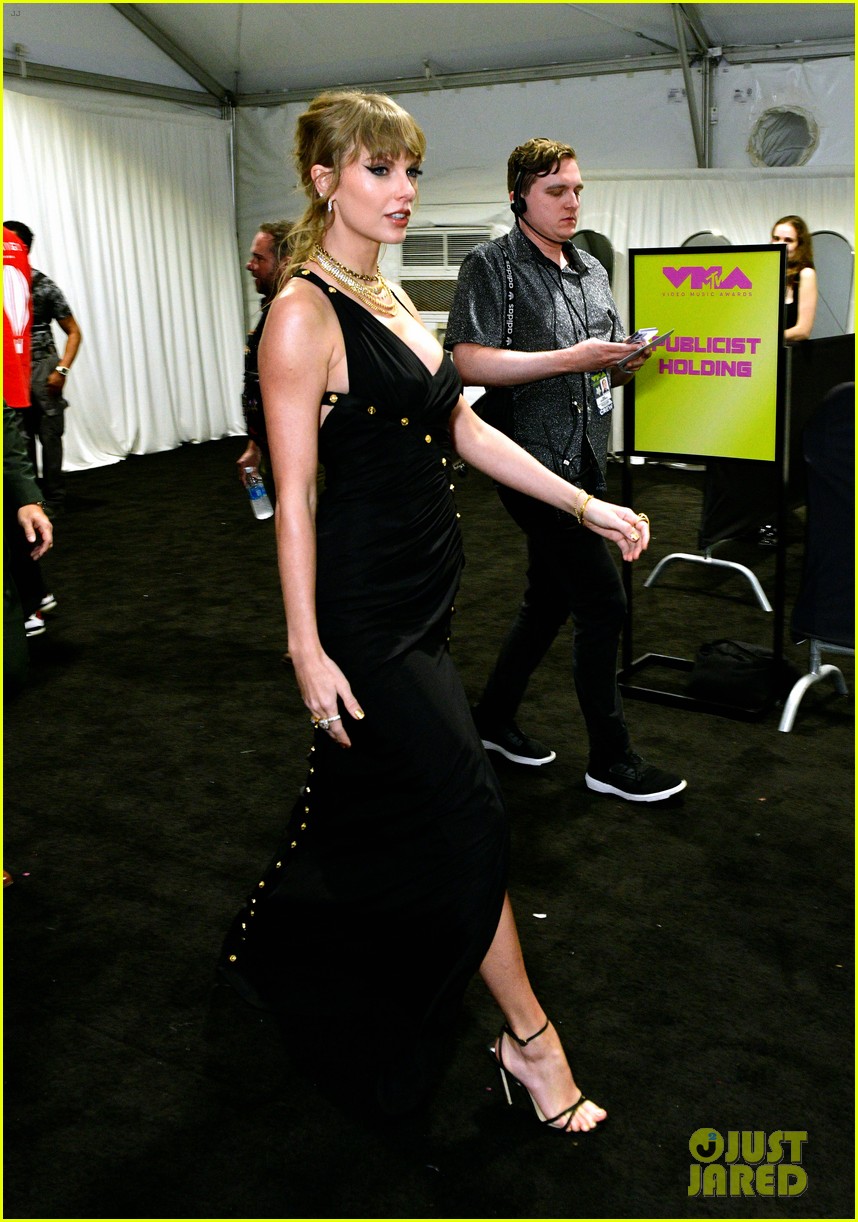 Who Is Taylor Swift Sitting Next to at VMAs 2023? Second Year in a Row ...