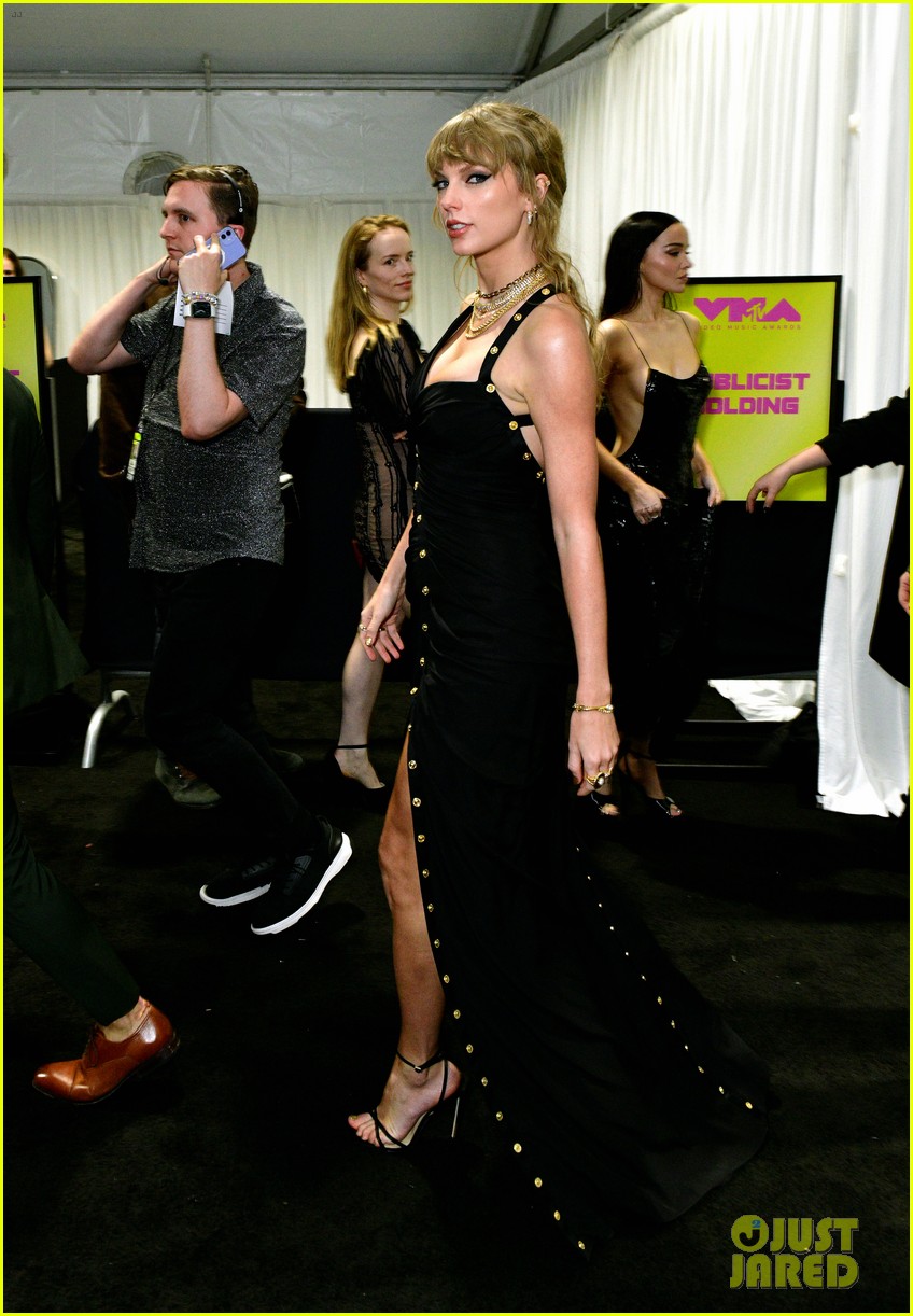 Who Is Taylor Swift Sitting Next to at VMAs 2023? Second Year in a Row ...