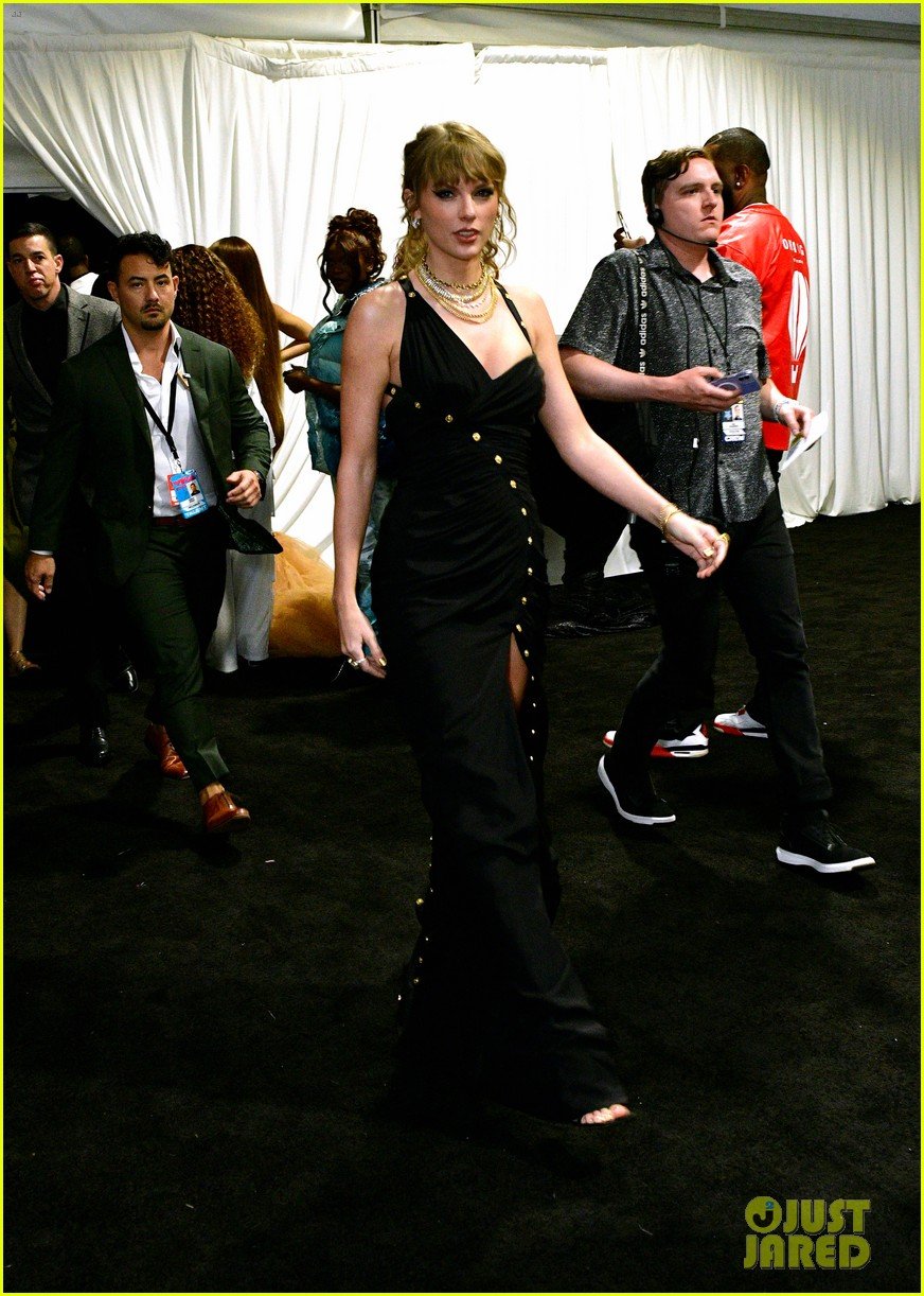 Who Is Taylor Swift Sitting Next to at VMAs 2023? Second Year in a Row ...
