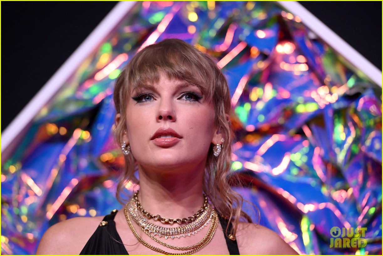 Taylor Swift Wears Fierce Black Dress at MTV VMAs 2023 as Most ...