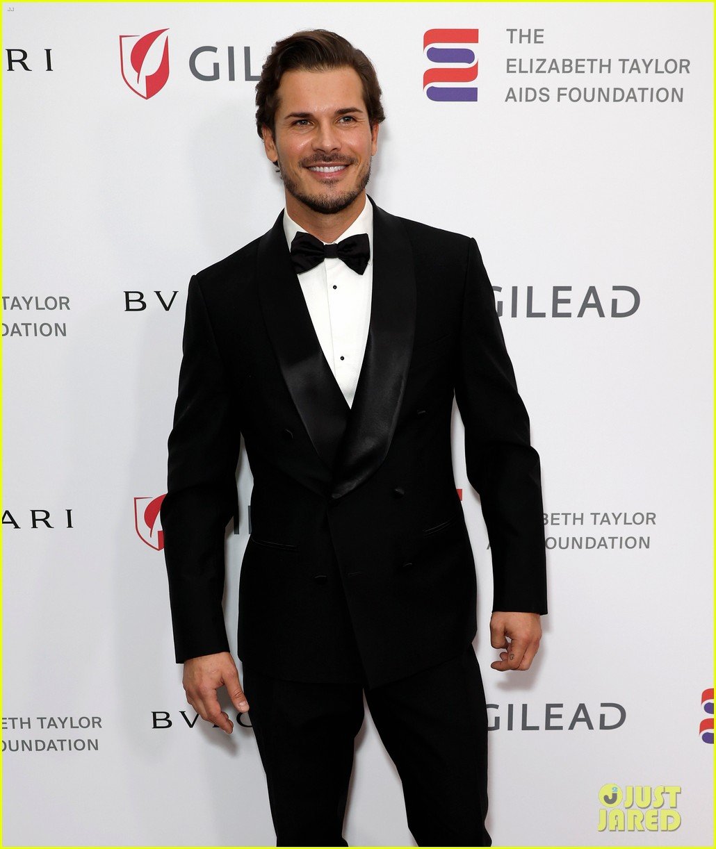 Angela Bassett & Courtney B. Vance Honor Magic Johnson & Wife Cookie at ...