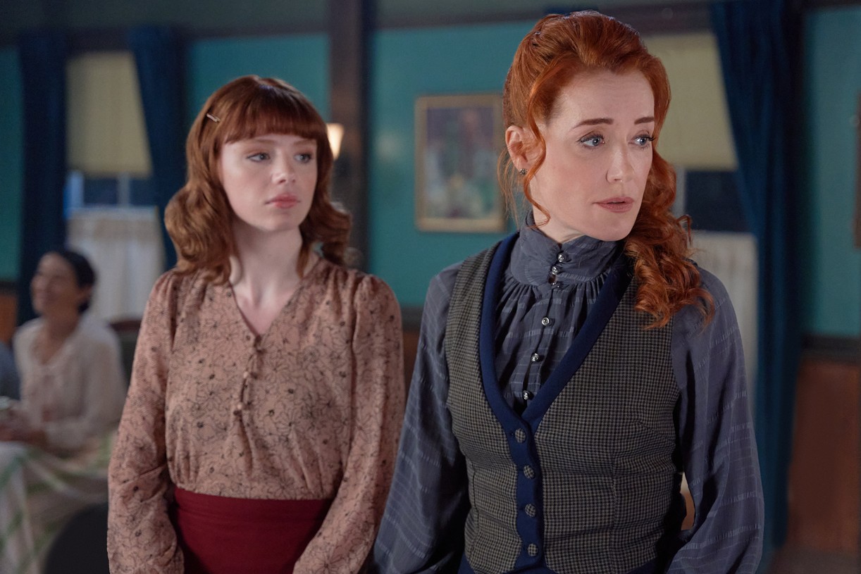 Elizabeth Pokes Around & Plays Investigator in Hallmark Channel's 'When ...