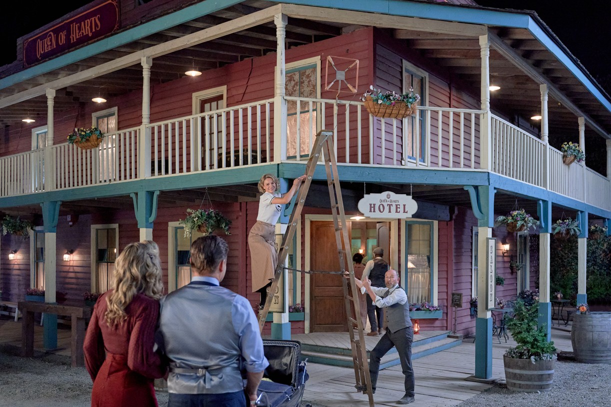 Hope Valley Gets A Town Radio in Hallmark Channel's 'When Calls The ...