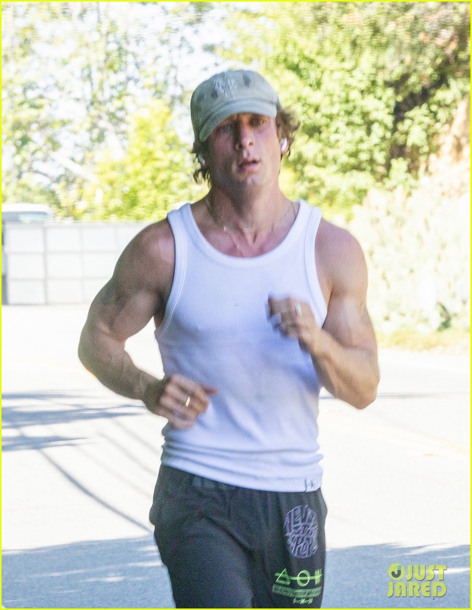 Jeremy Allen White Starts Off His Week with a Run: Photo 4971910 ...