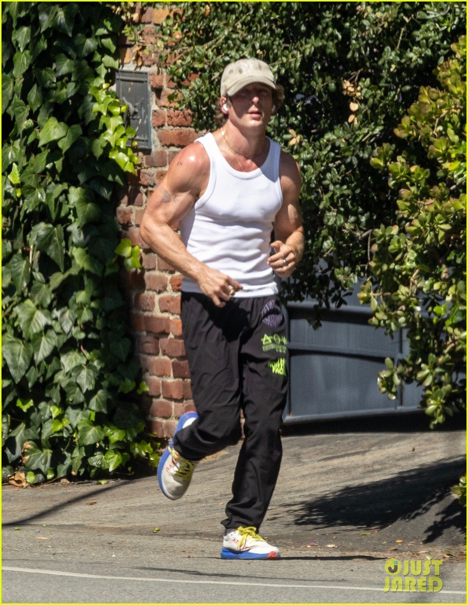 Jeremy Allen White Starts Off His Week with a Run: Photo 4971911 ...