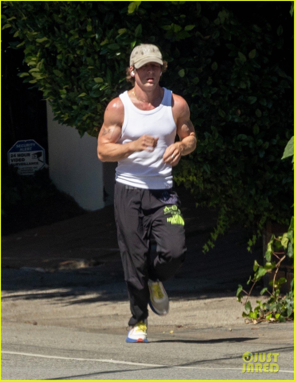 Jeremy Allen White Starts Off His Week with a Run: Photo 4971914 ...