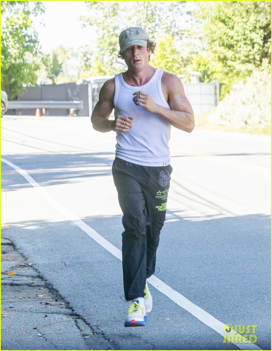 Jeremy Allen White Starts Off His Week with a Run: Photo 4971919 ...