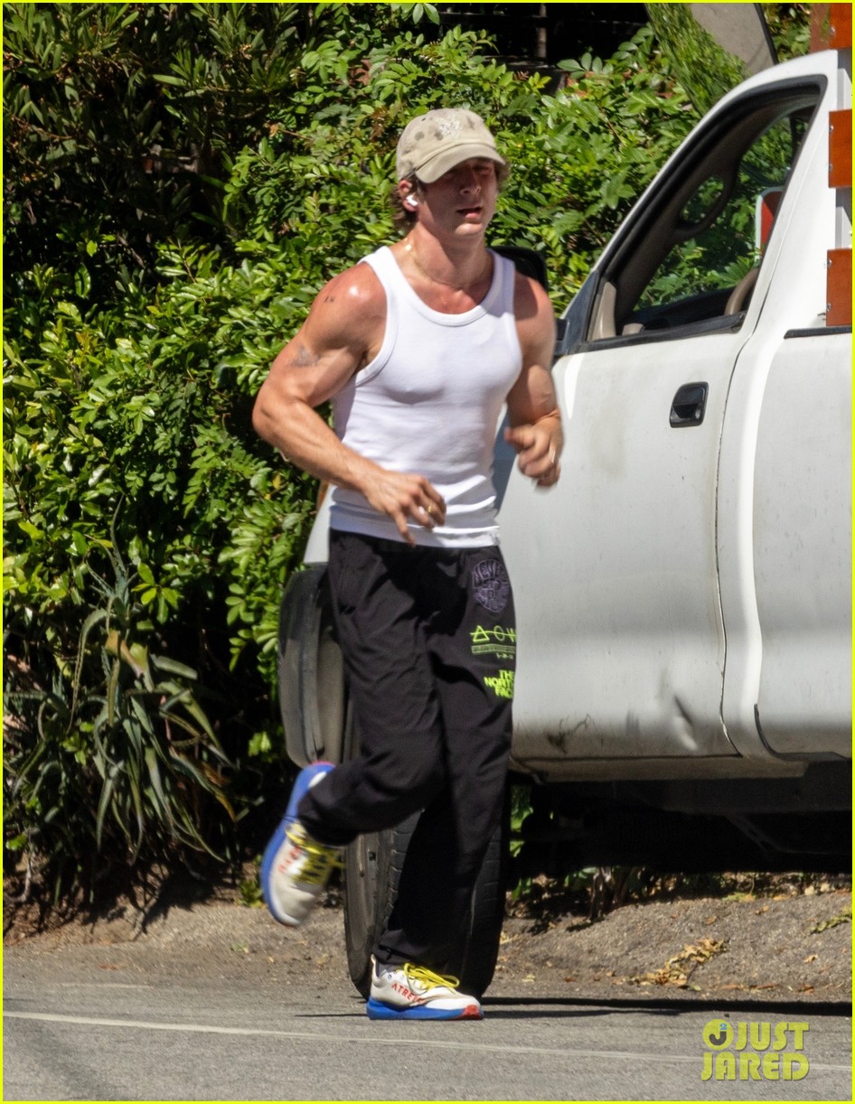 Jeremy Allen White Starts Off His Week with a Run: Photo 4971925 ...