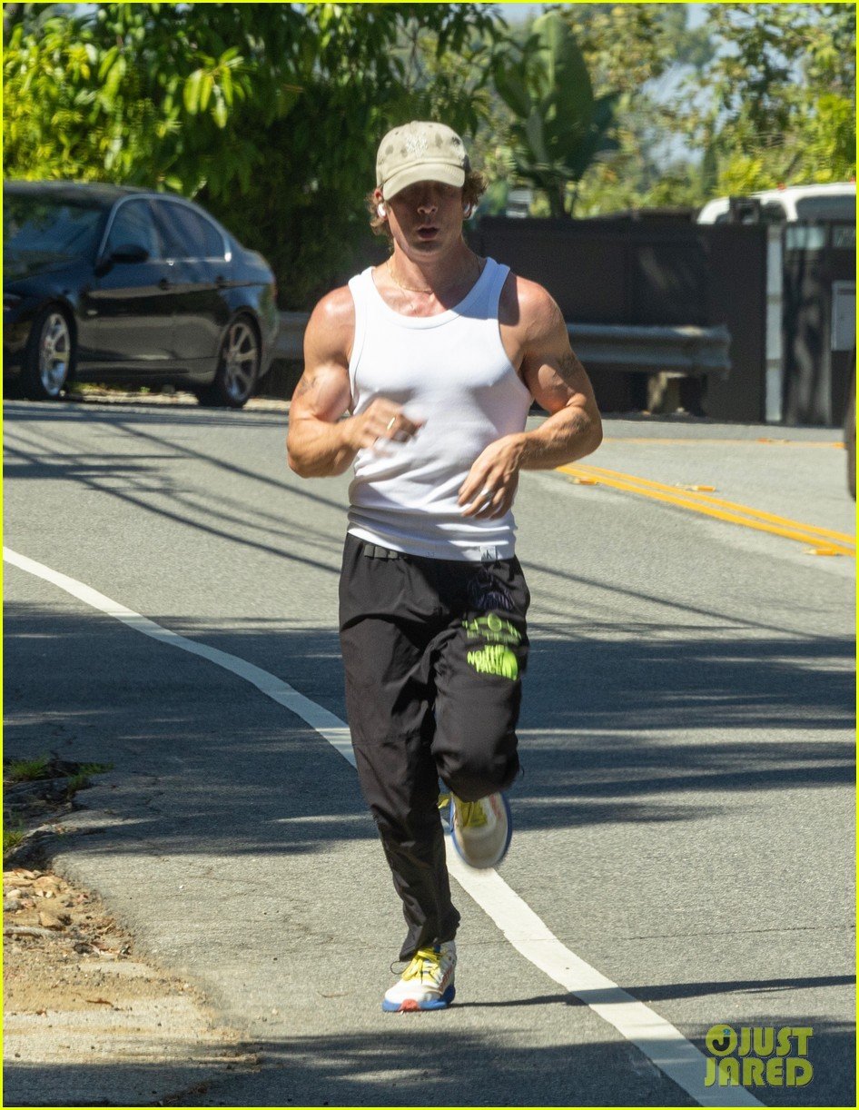Jeremy Allen White Starts Off His Week with a Run: Photo 4971929 ...