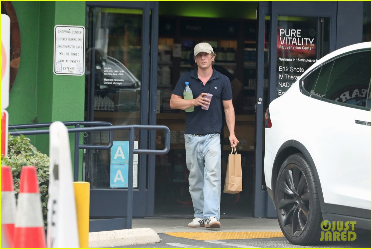 Jeremy Allen White Has His Hands Full While Out Running Errands: Photo ...