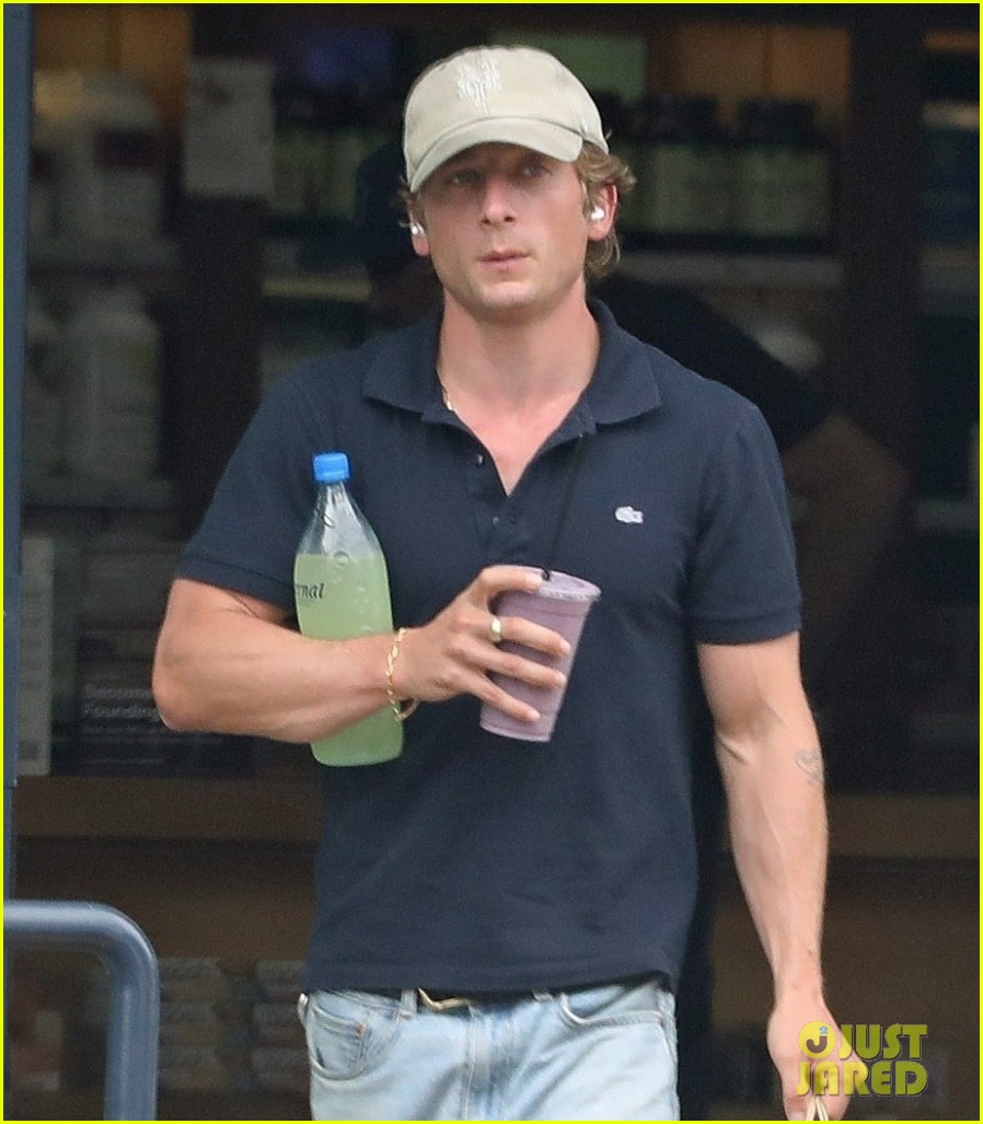 Jeremy Allen White Has His Hands Full While Out Running Errands: Photo ...