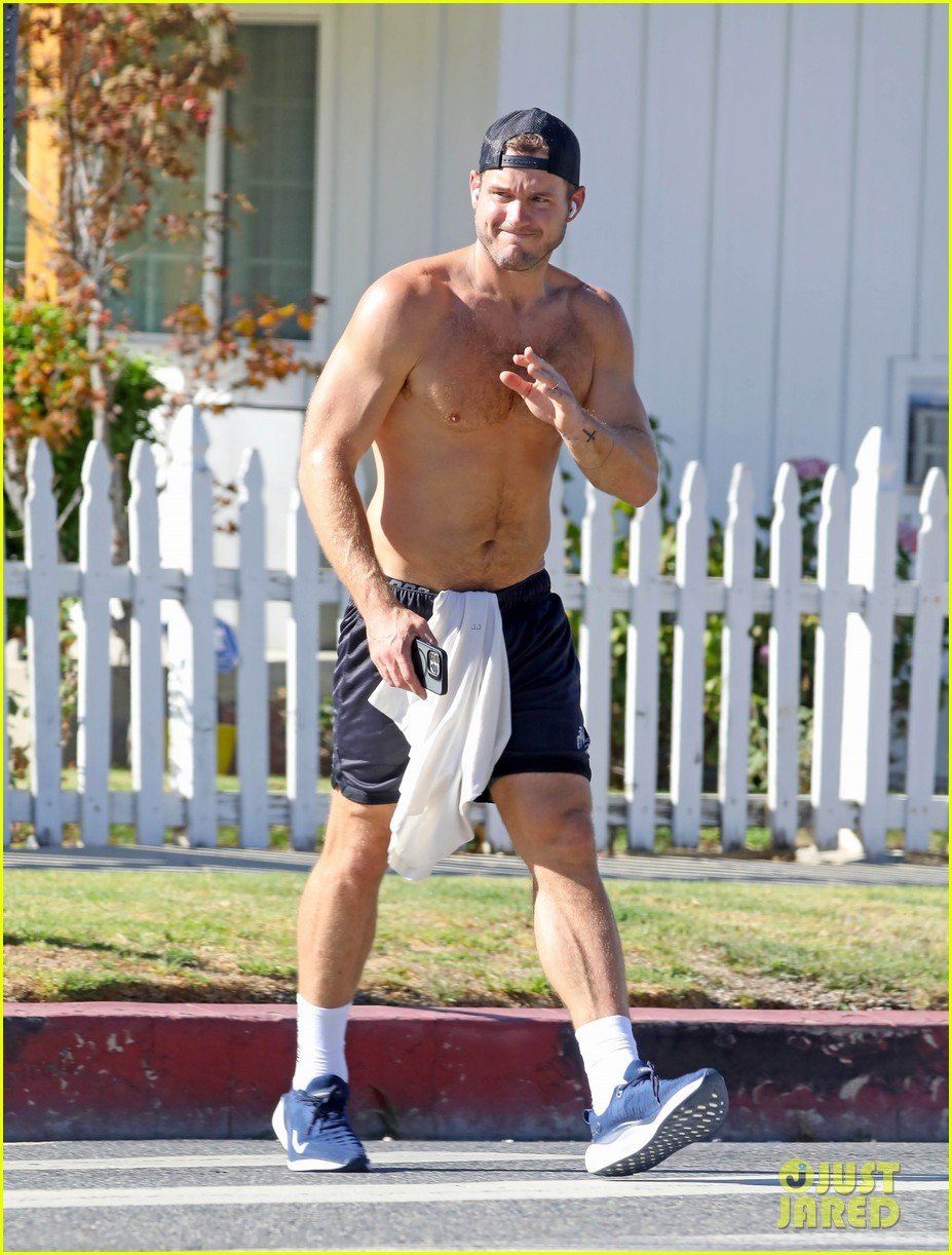 Colton Underwood Goes Shirtless for Walk Around His L.A. Neighborhood ...