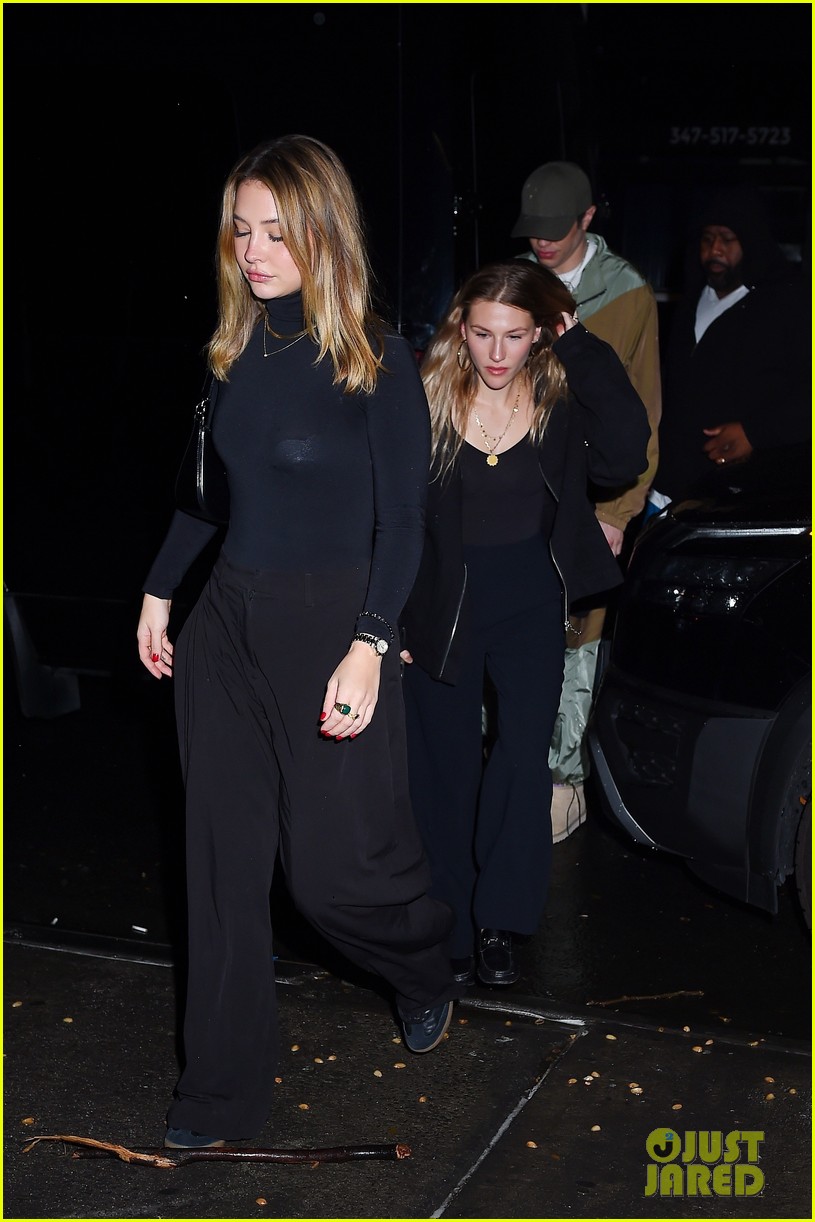 New Couple Pete Davidson & Madelyn Cline Hold Hands at 'SNL' After ...