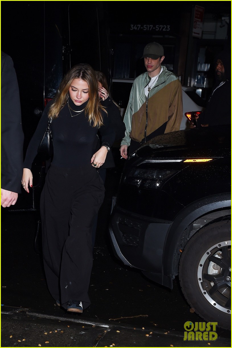 New Couple Pete Davidson & Madelyn Cline Hold Hands at 'SNL' After ...