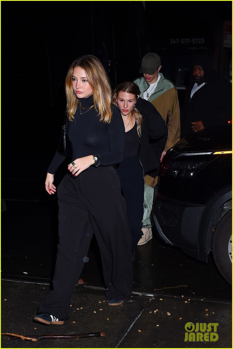 New Couple Pete Davidson & Madelyn Cline Hold Hands at 'SNL' After ...