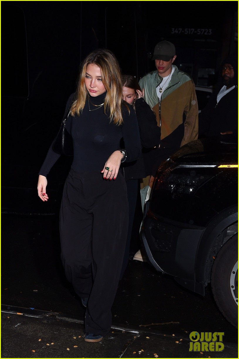 New Couple Pete Davidson & Madelyn Cline Hold Hands at 'SNL' After ...