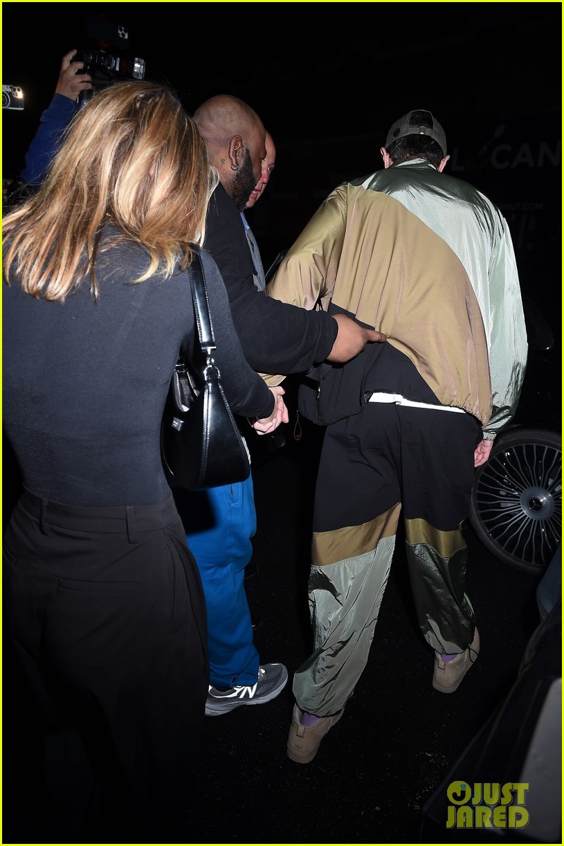 New Couple Pete Davidson & Madelyn Cline Hold Hands at 'SNL' After ...