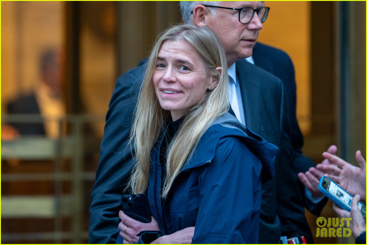 Robert De Niro Takes the Stand in Gender Discrimination Case Against ...