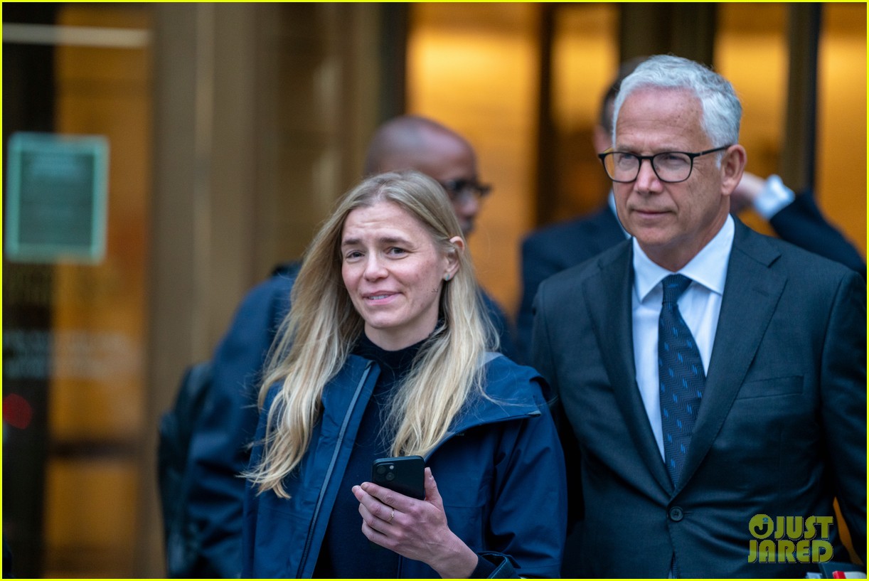 Robert De Niro Takes the Stand in Gender Discrimination Case Against ...