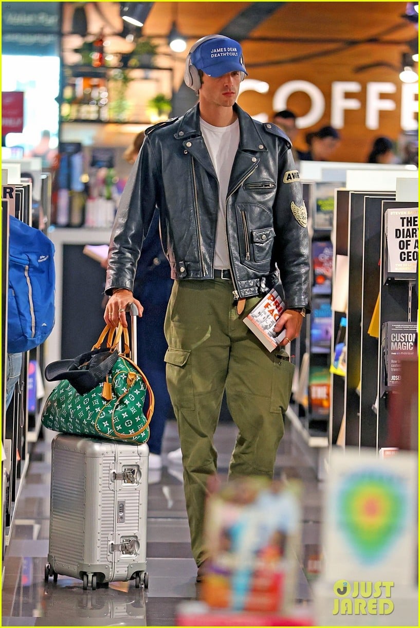 Jacob Elordi Browses for Books at Sydney Airport: Photo 4980189 ...