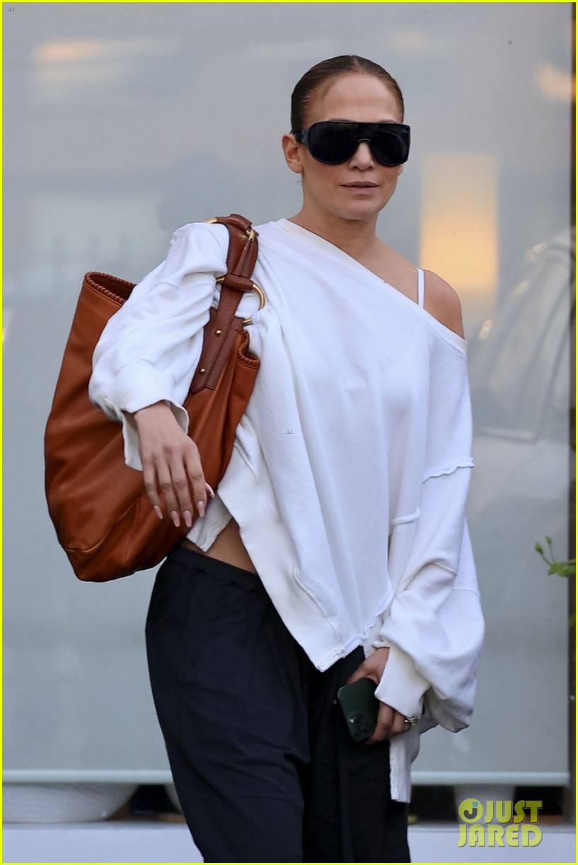 Jennifer Lopez Keeps Comfy in Sweats for Studio Visit in L.A.: Photo ...