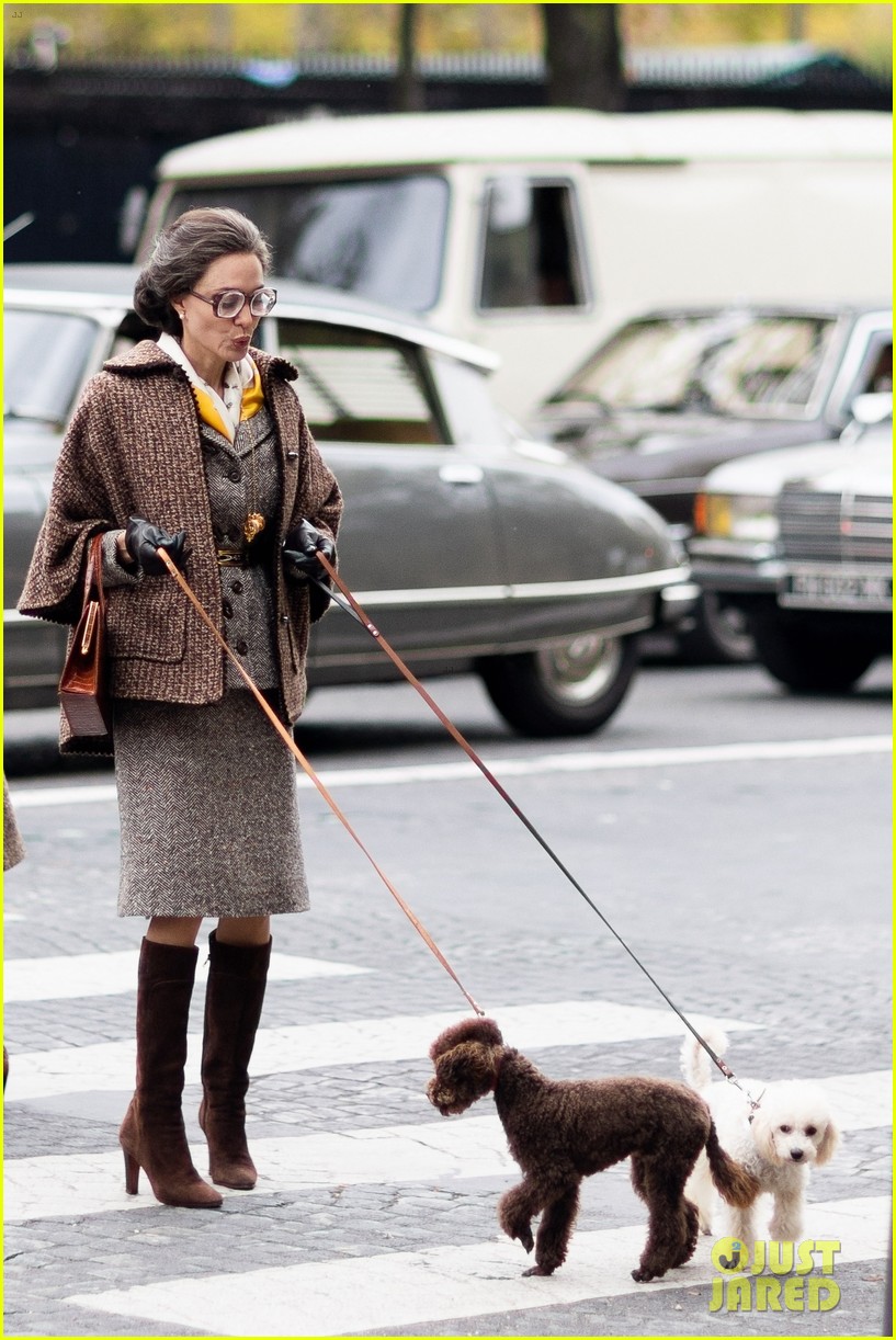 Angelina Jolie Walks Dogs in Character on 'Maria' Set, Films on Iconic ...