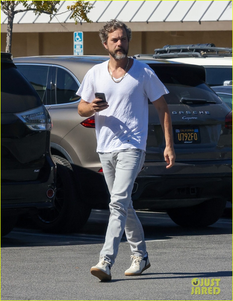 Joshua Jackson Spotted Grocery Shopping in L.A. Amid Split from Wife ...