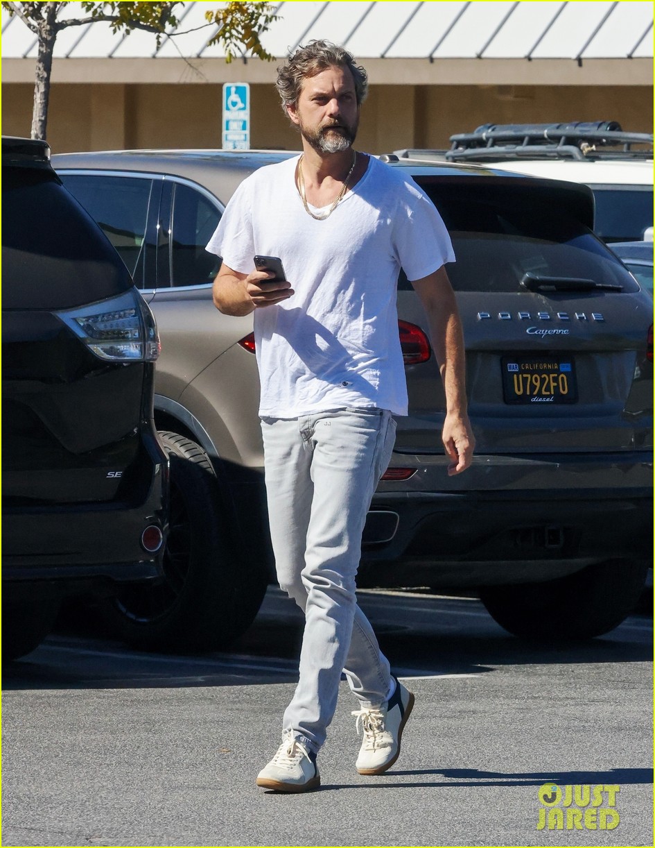 Joshua Jackson Spotted Grocery Shopping in L.A. Amid Split from Wife ...