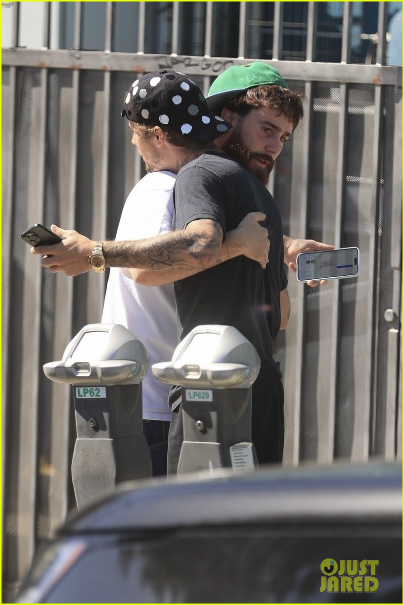 Justin Bieber Steps Out For Lunch With Friends in LA, Helps a Homeless ...