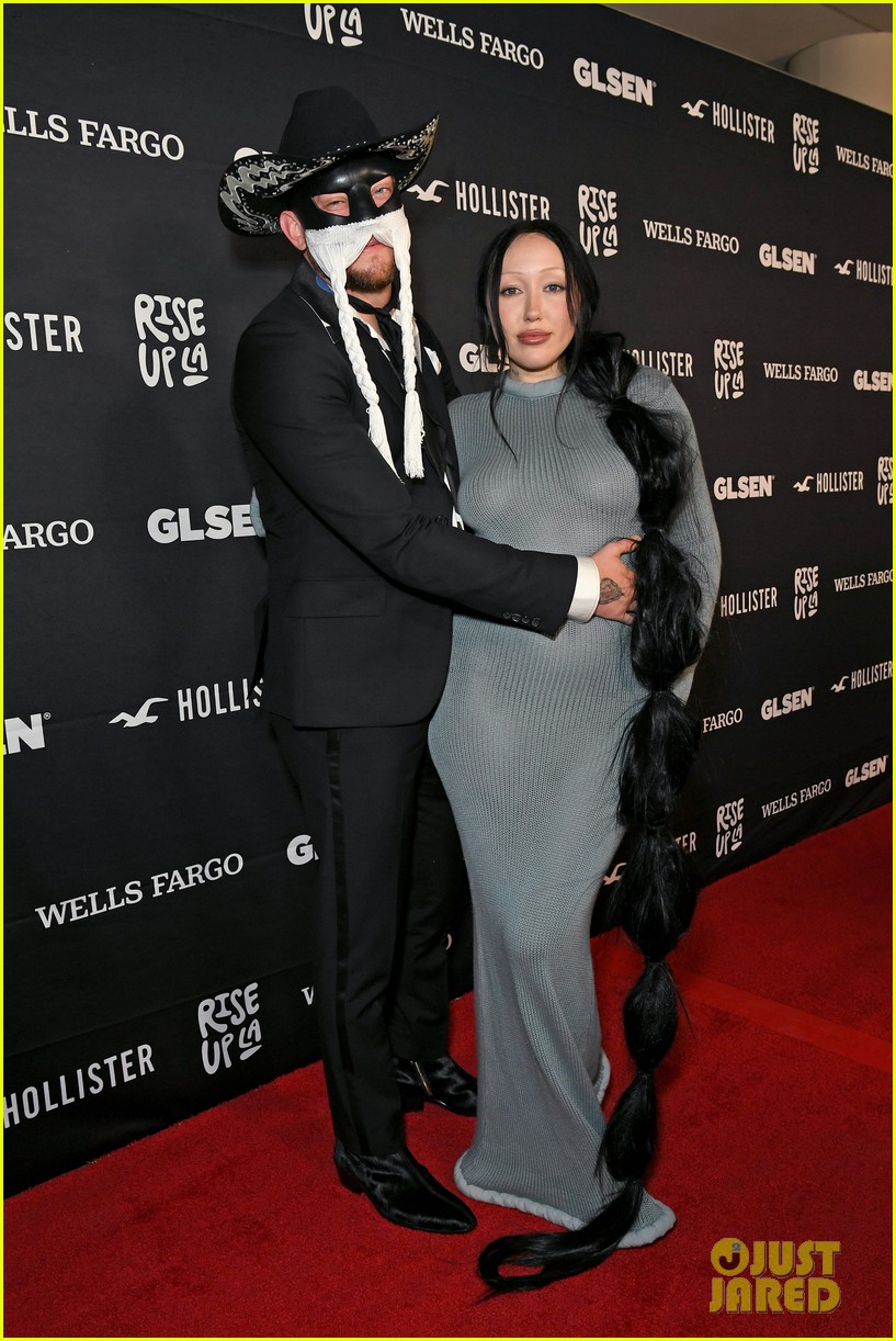 Noah Cyrus Channels Rapunzel with Floor-Length Hair at GLSEN Event ...