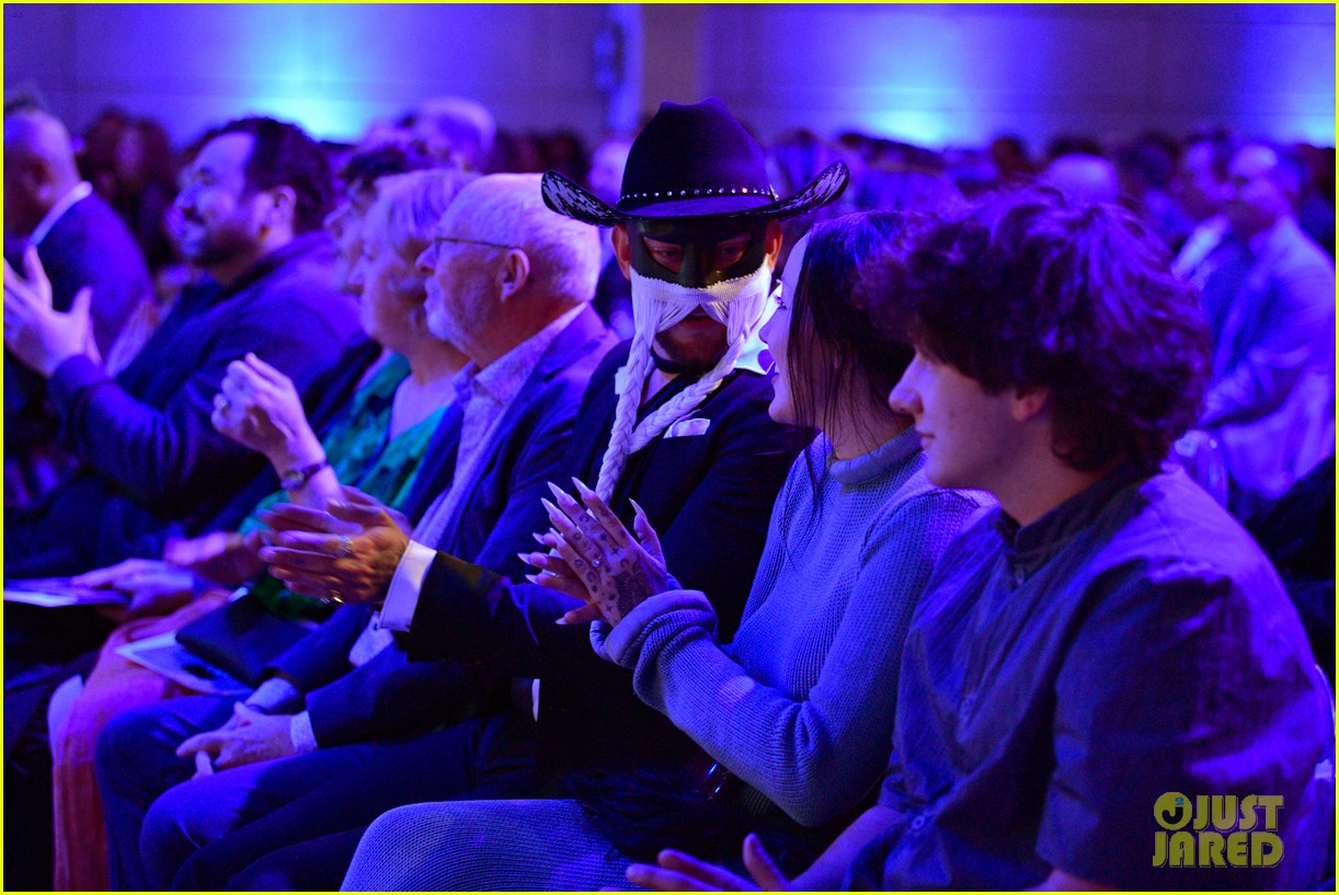 Noah Cyrus Channels Rapunzel with Floor-Length Hair at GLSEN Event ...