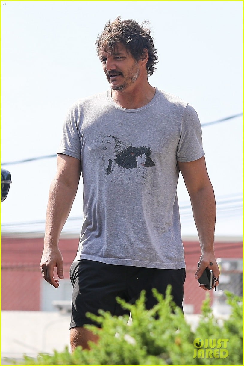 Pedro Pascal Heads to the Gym, Brings His Creatine Supplement!: Photo ...