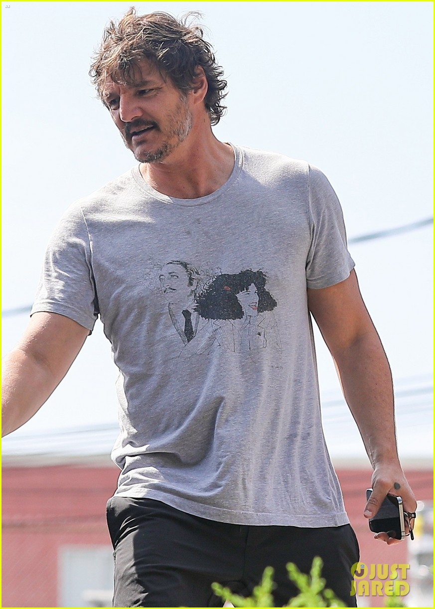 Pedro Pascal Heads to the Gym, Brings His Creatine Supplement!: Photo ...