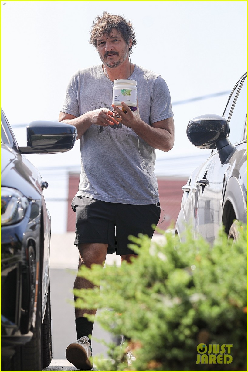 Pedro Pascal Heads to the Gym, Brings His Creatine Supplement!: Photo ...