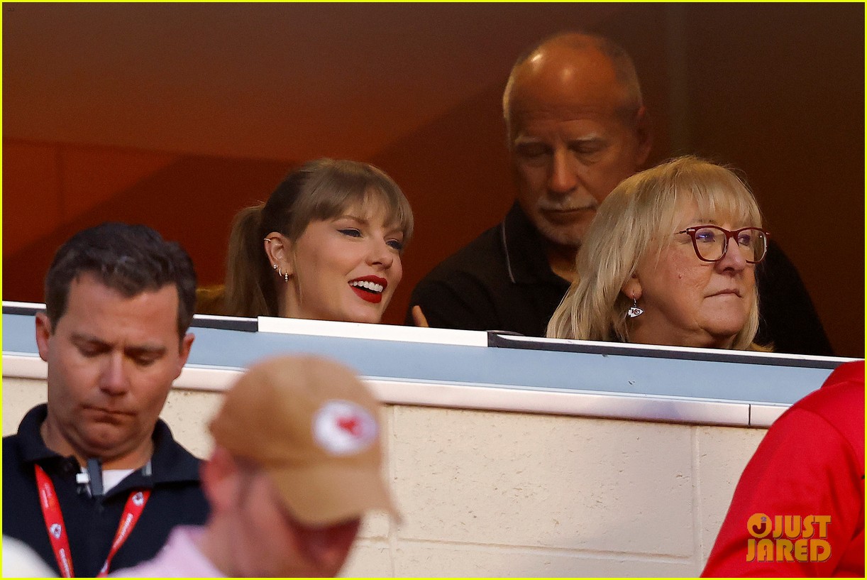 Taylor Swift Arrives for Third Chiefs Game to Support Travis Kelce (Video): Photo 4976877 ...