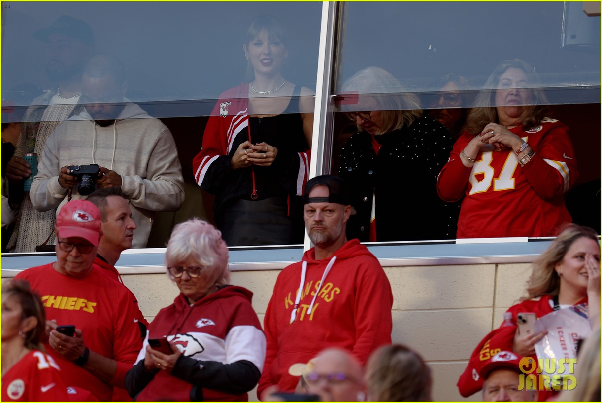 Taylor Swift Arrives for Third Chiefs Game to Support Travis Kelce (Video): Photo 4976883 ...