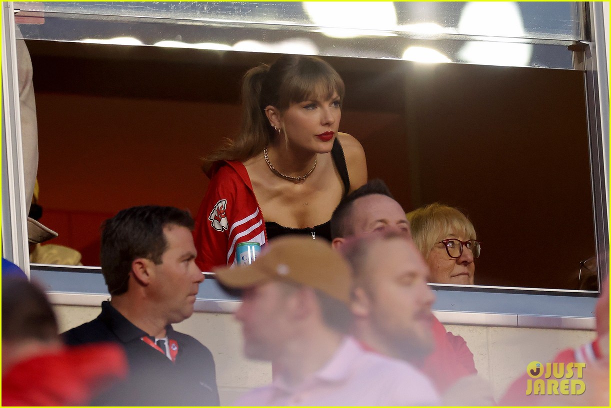 Taylor Swift Arrives for Third Chiefs Game to Support Travis Kelce (Video): Photo 4976887 ...
