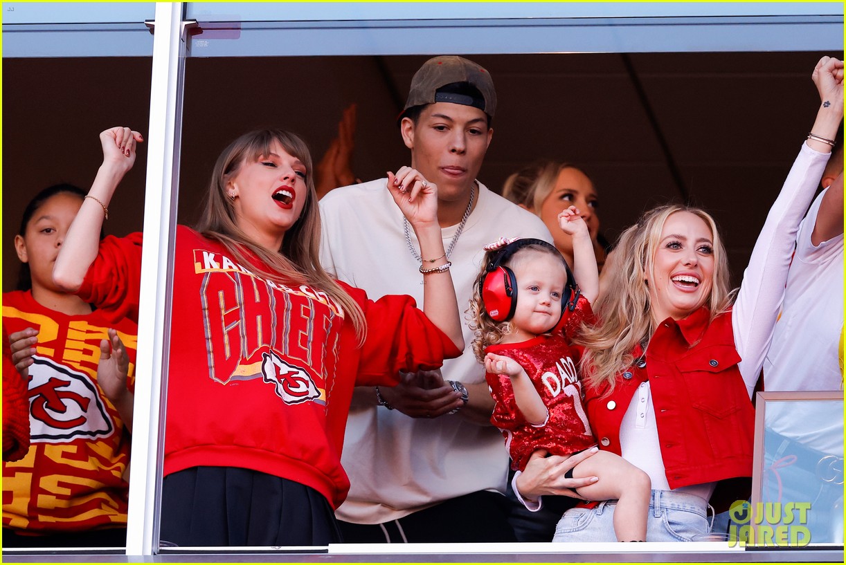Taylor Swift & Brittany Mahomes Celebrate Chiefs Touchdown With Secret ...